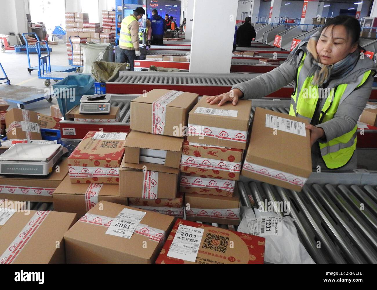 Shoppers 610 hi-res stock photography and images - Alamy