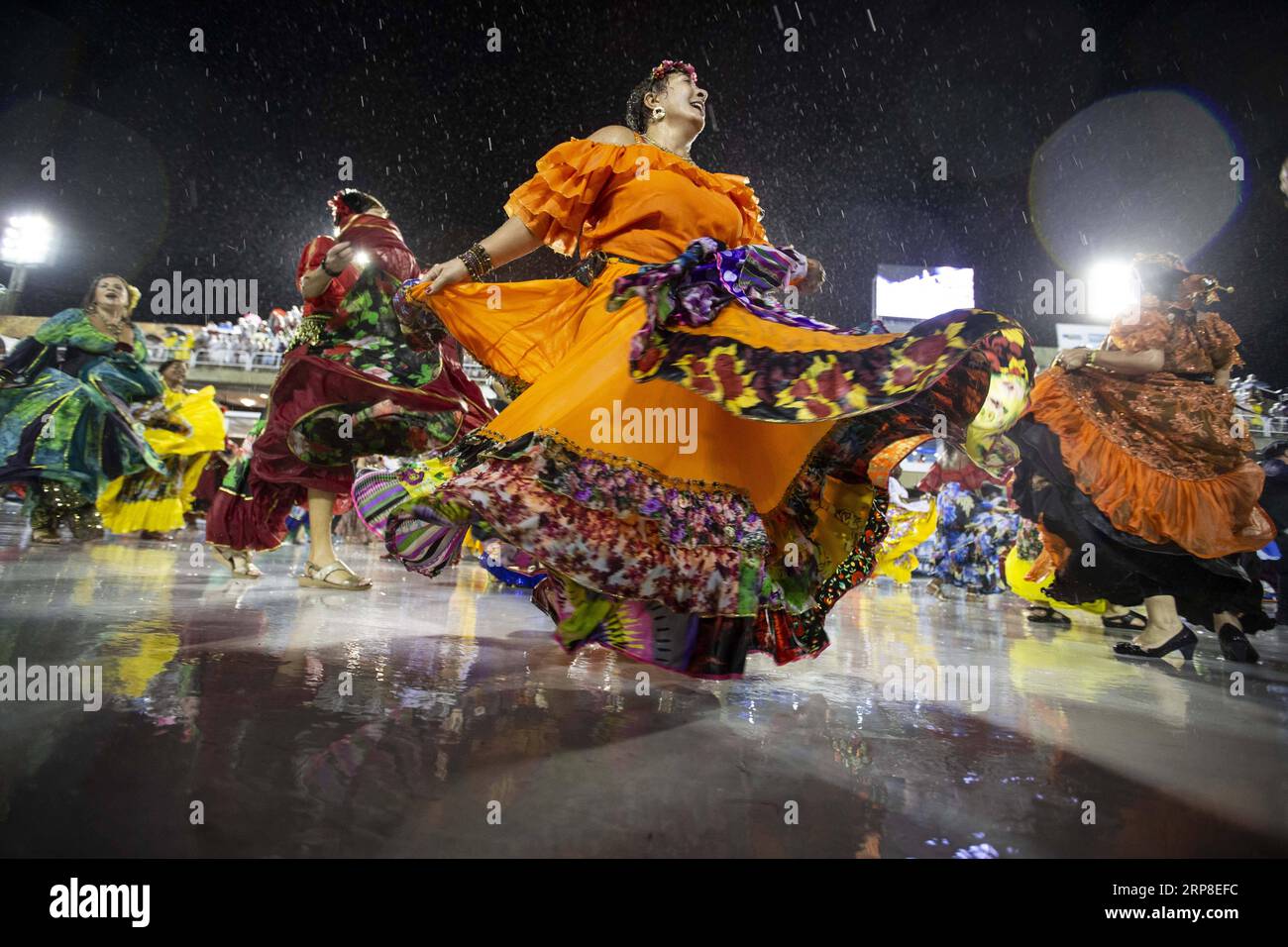 (190302) -- RIO DE JANEIRO, March 2, 2019 (Xinhua) -- Revelers attend the parades of the ...