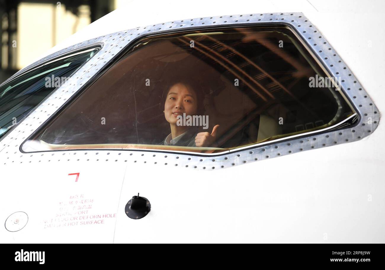 China cockpit pilots hi-res stock photography and images - Alamy