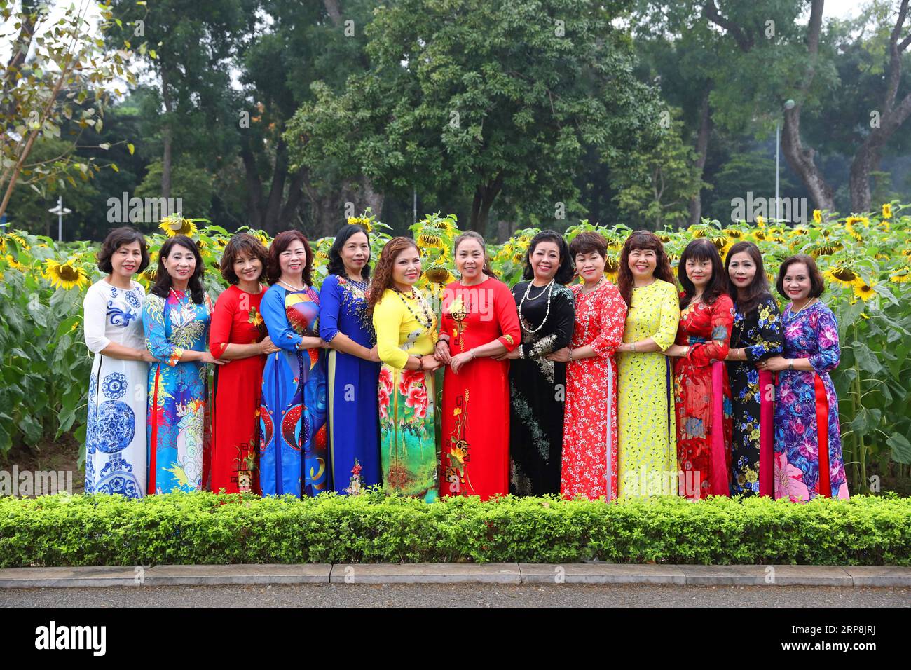 (190308) -- HANOI, March 8, 2019 (Xinhua) -- Women wearing Vietnamese ...