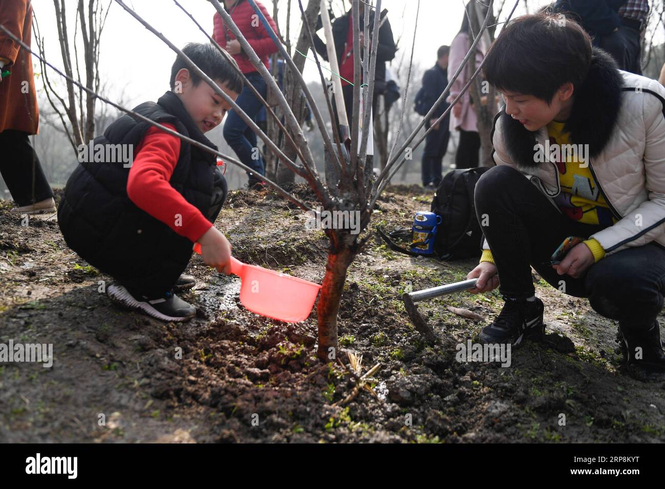 (190310) -- HANGZHOU, March 10, 2019 -- A child waters a tree in the ...