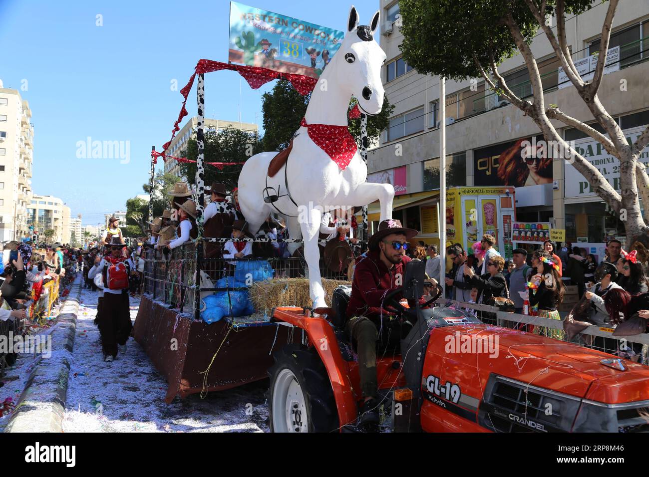 Parade float making hi-res stock photography and images - Alamy