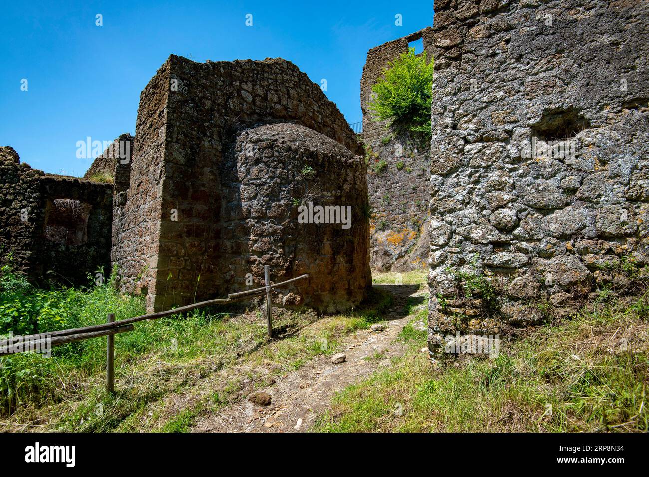 Ancient arch canale monterano hi-res stock photography and images - Alamy