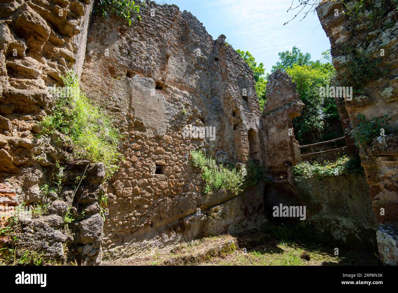 Ancient arch canale monterano hi-res stock photography and images - Alamy