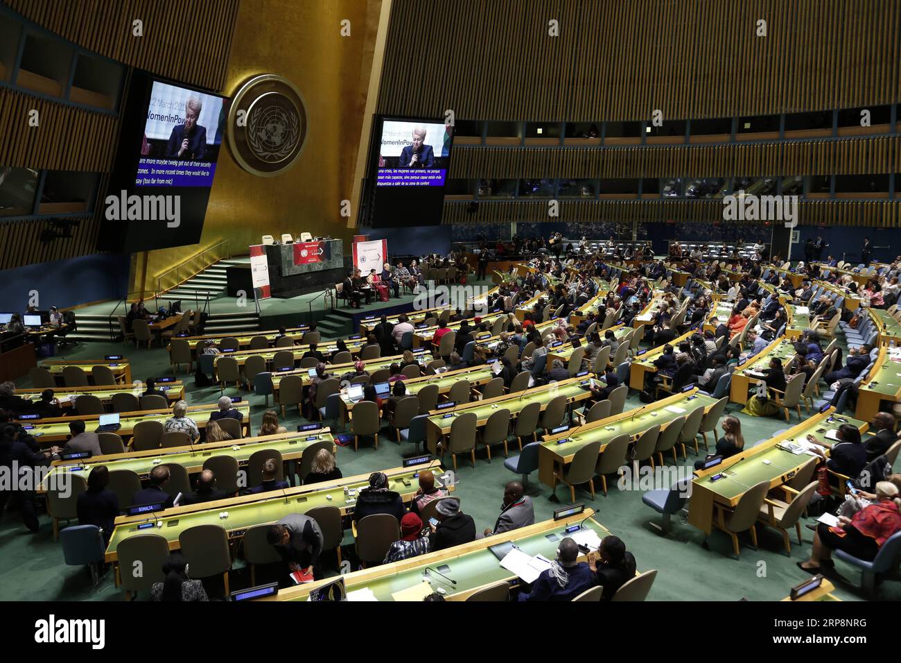 Round table discussion hi-res stock photography and images - Alamy