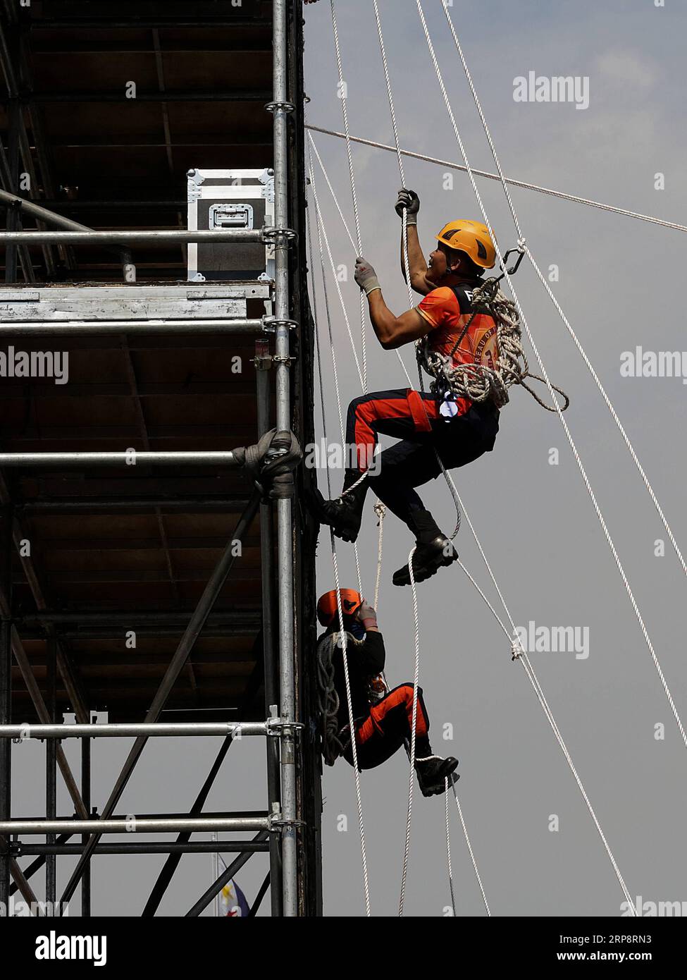 (190314) -- MANILA, March 14, 2019 -- Fire volunteers participate in ...