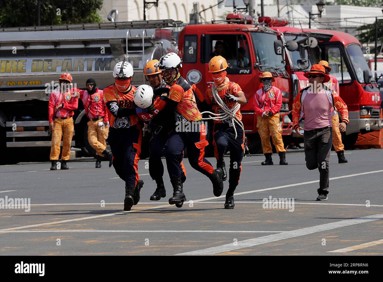 (190314) -- MANILA, March 14, 2019 -- Fire volunteers participate in ...