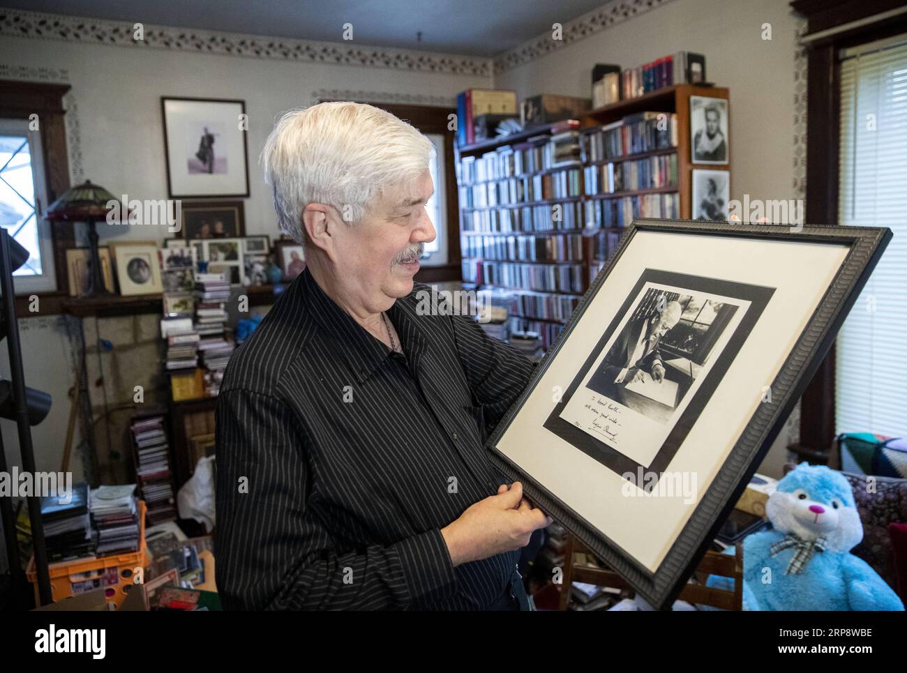 (190316) -- BEIJING, March 16, 2019 -- Davyd Booth, a violinist and ...