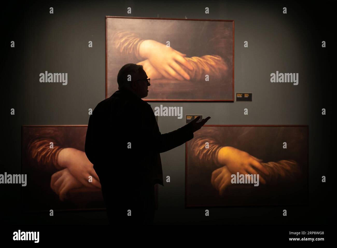 (190316) -- ATHENS, March 16, 2019 -- A man views the immersive ...