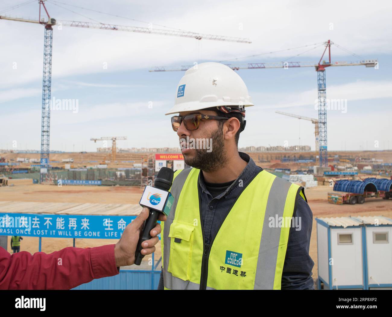 Chinese engineering belt and road hi-res stock photography and images ...