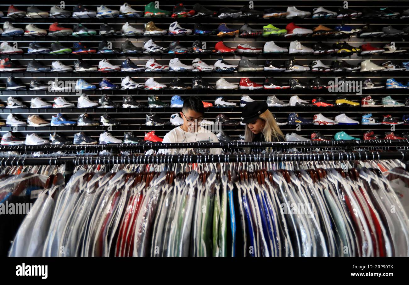 (190319) -- LOS ANGELES, March 19, 2019 (Xinhua) -- People visit ...