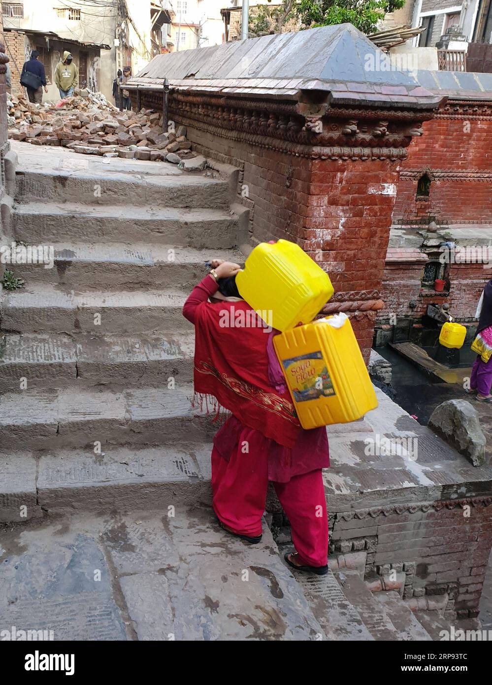 (190322) -- KATHMANDU, March 22, 2019 -- A Nepalese carries the filled ...