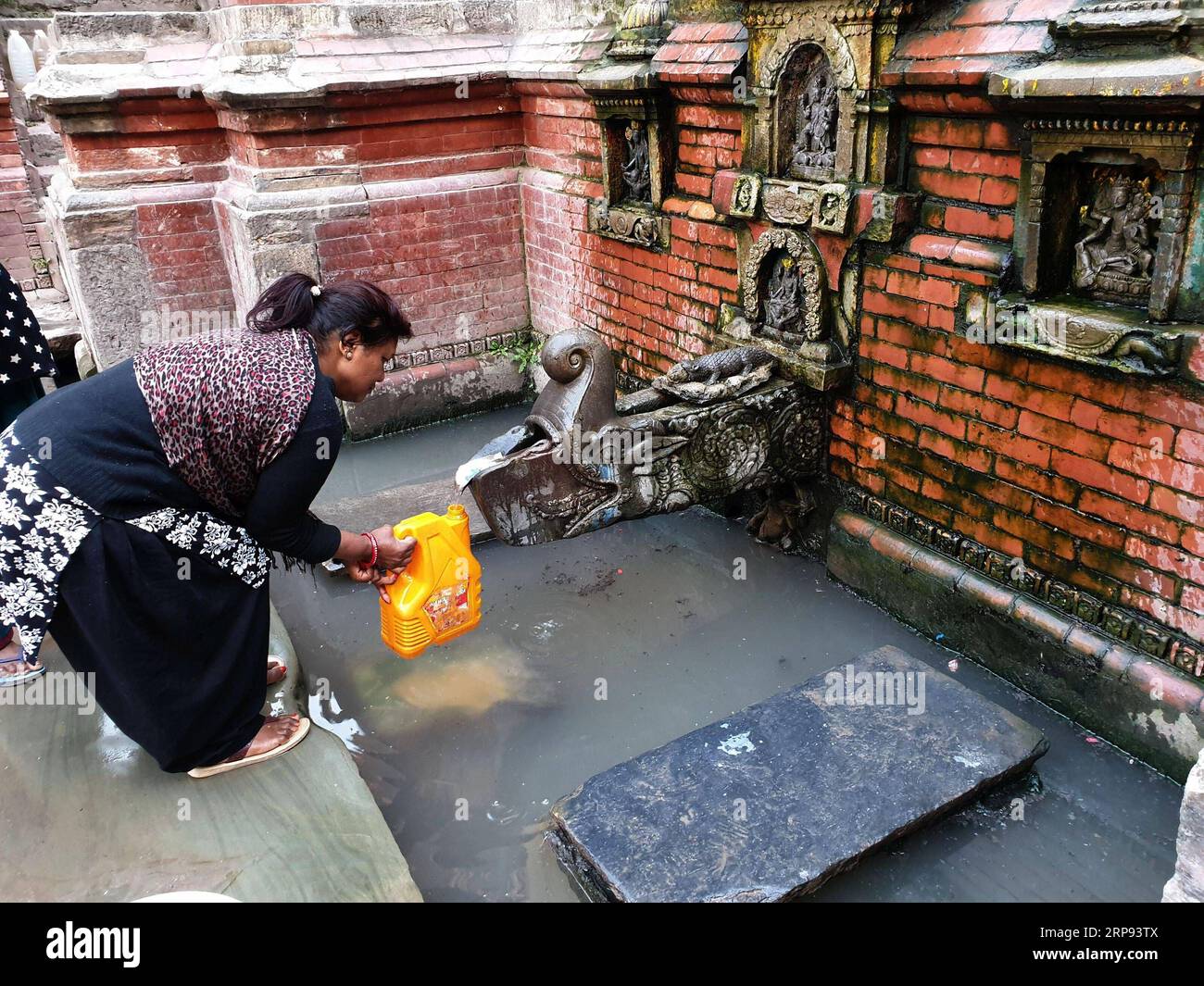 (190322) -- KATHMANDU, March 22, 2019 -- A Nepalese woman fills water ...