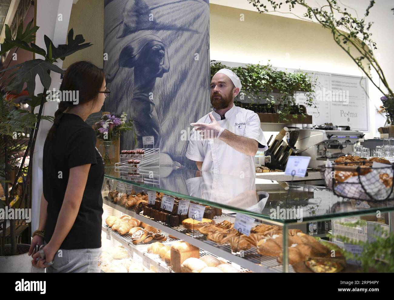 (190323) -- GUANGZHOU, March 23, 2019 (Xinhua) -- French baker ...