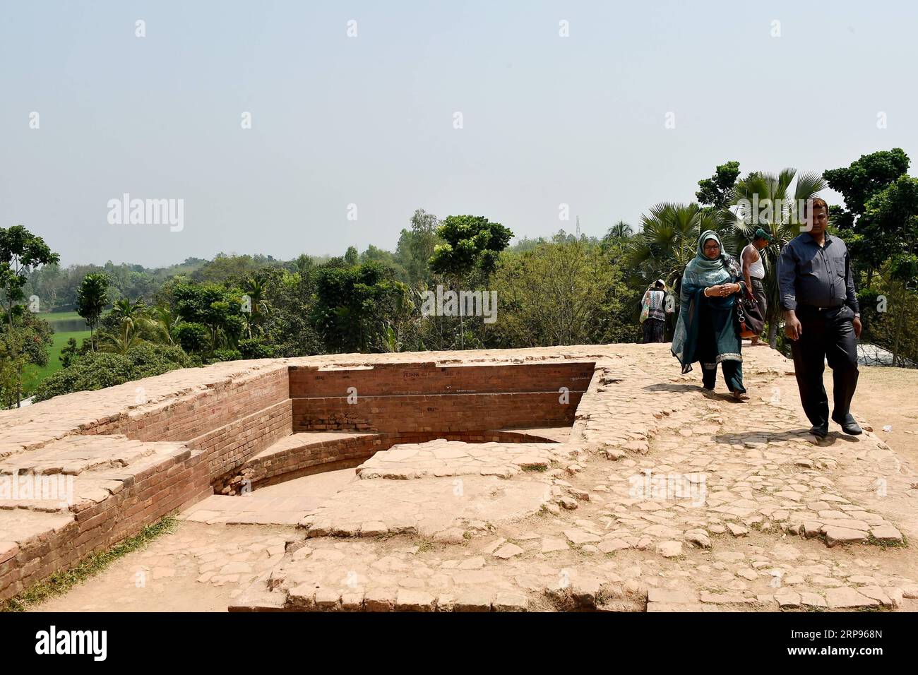 (190326) -- BOGRA, March 26, 2019 -- People visit Mahasthangarh, one of ...