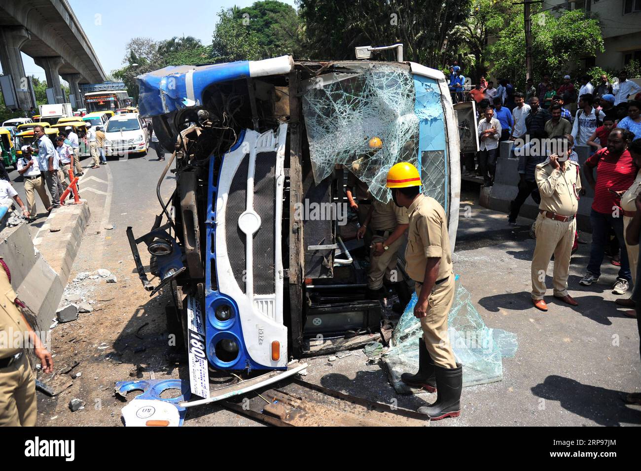(190327) -- BANGALORE, March 27, 2019 (Xinhua) -- An overturned bus is ...