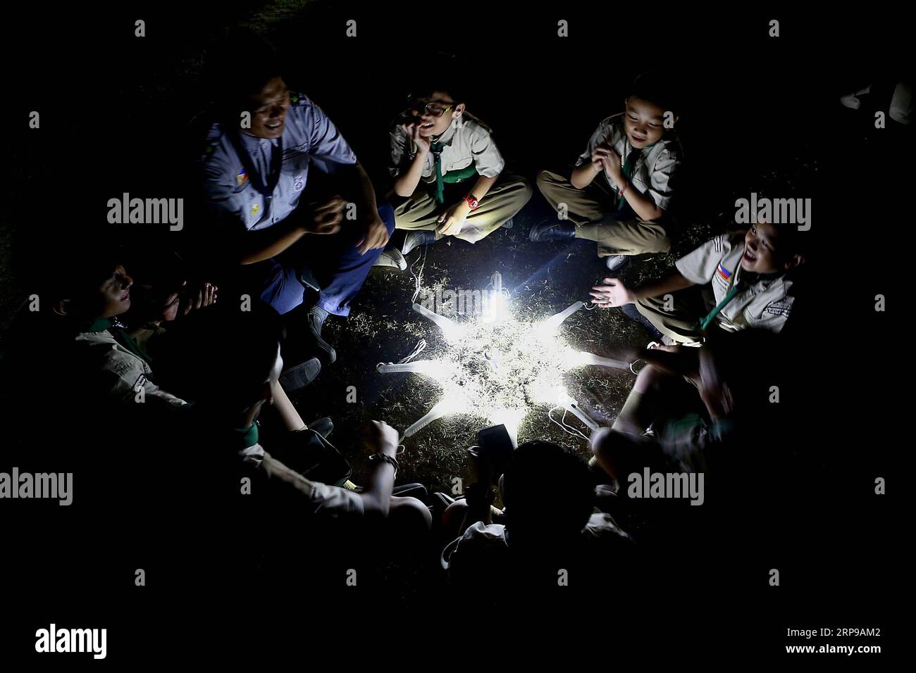 (190331) -- BEIJING, March 31, 2019 -- Children play with flashlights ...