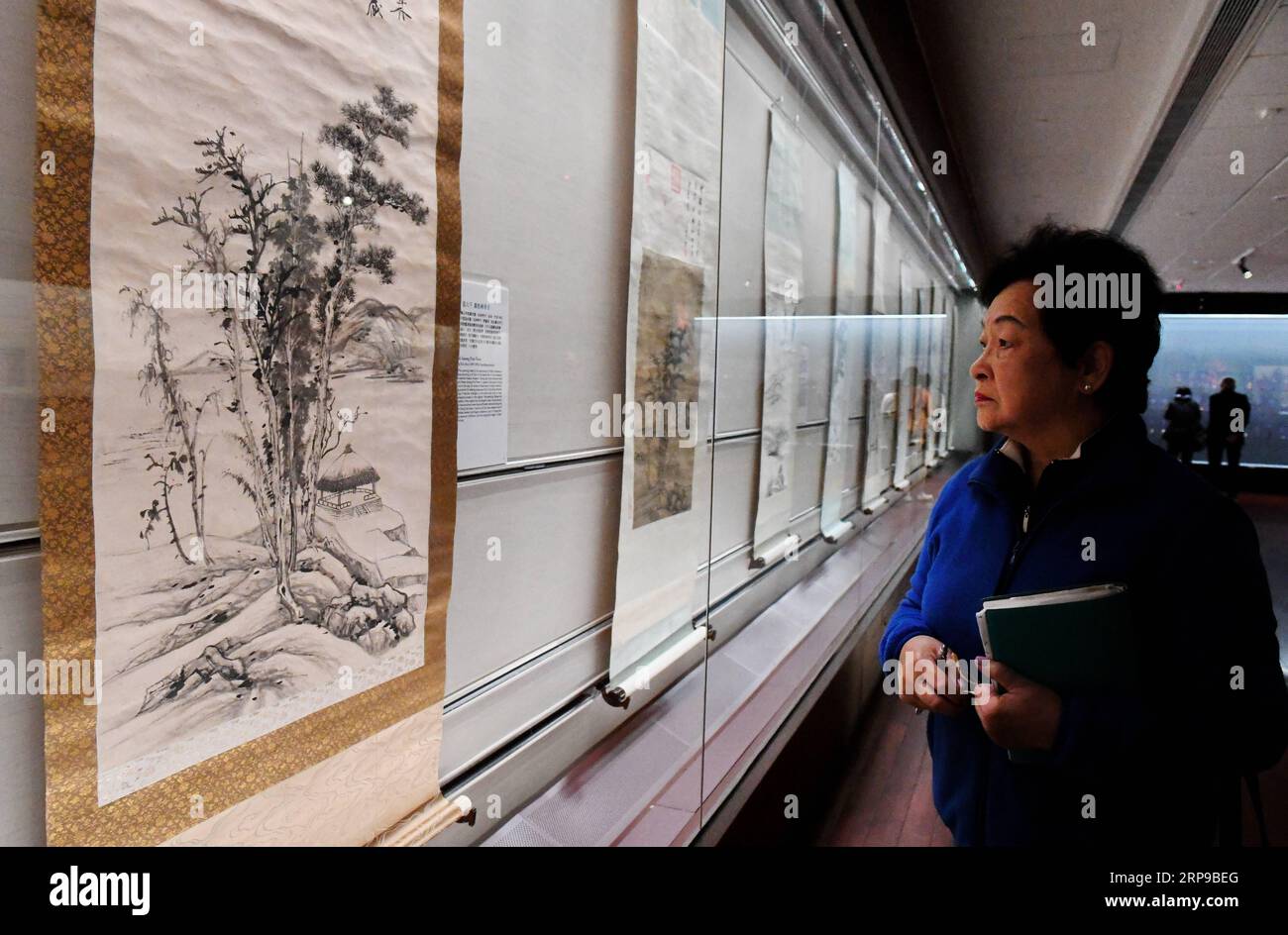 (190401) -- TAIPEI, April 1, 2019 (Xinhua) -- A visitor views a work by ...