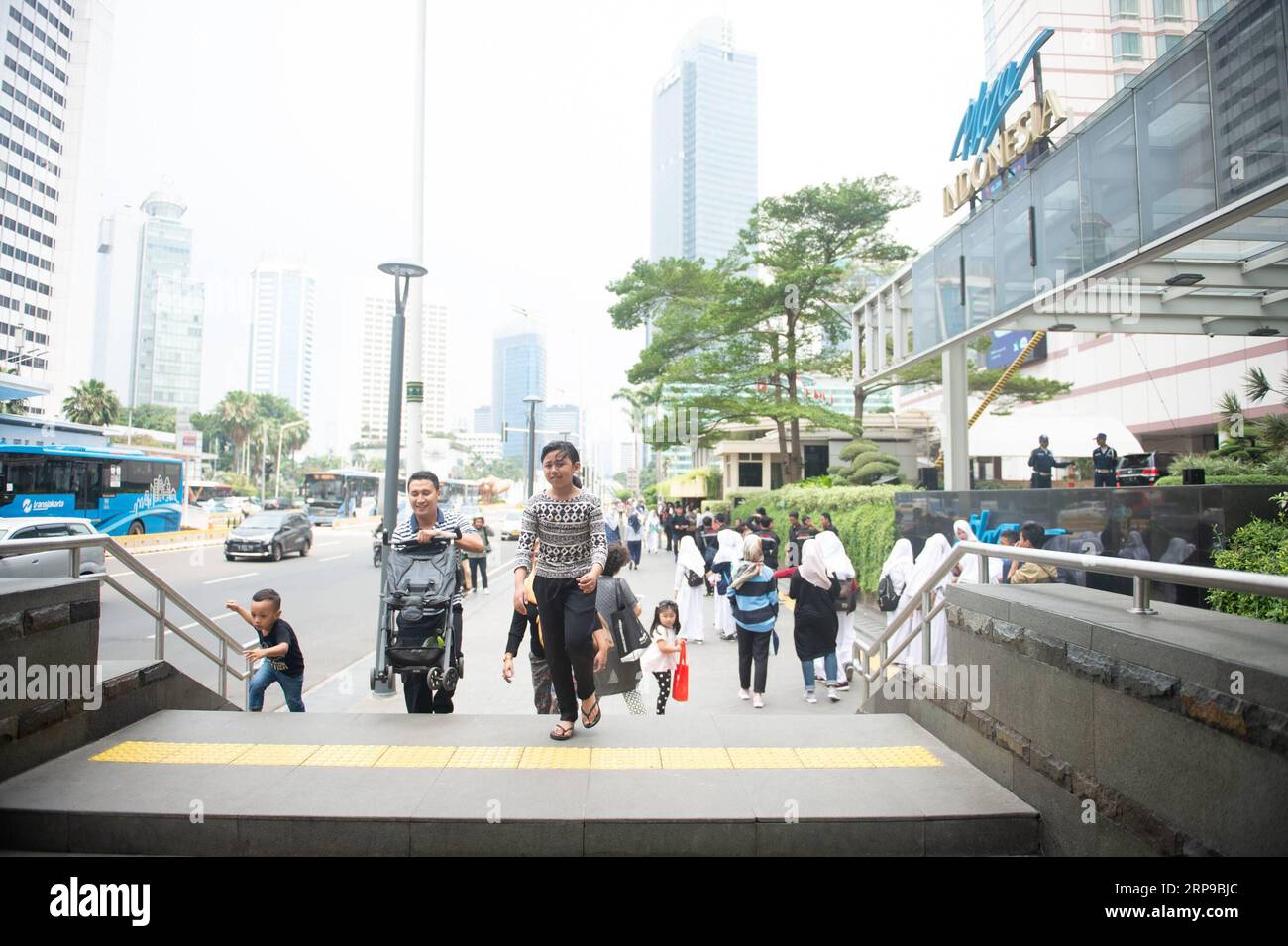 (190401) -- JAKARTA, April 1, 2019 (Xinhua) -- Passengers walk into the ...