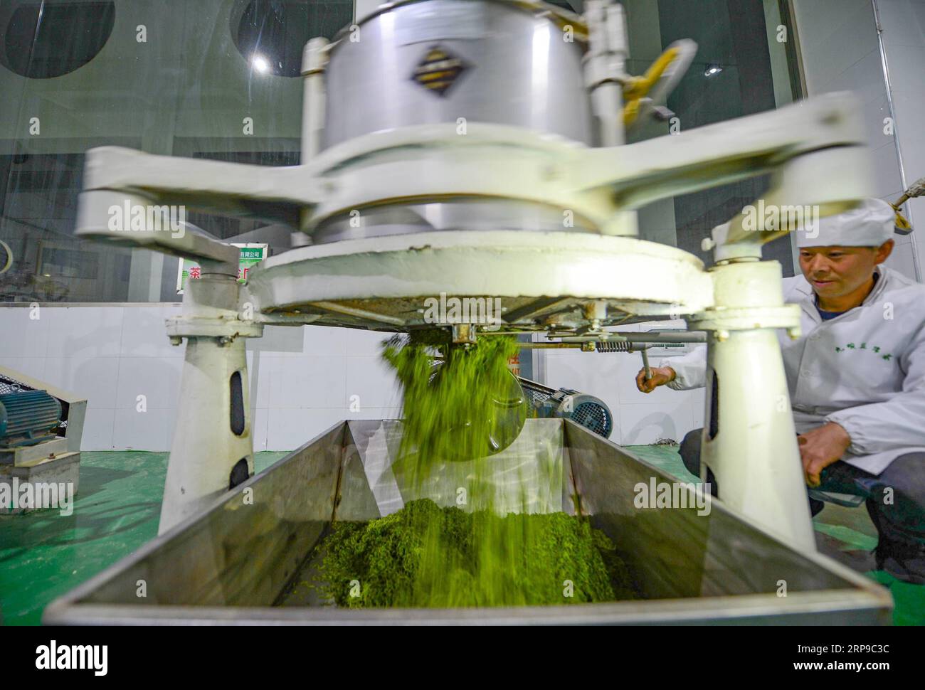 (190402) -- YICHANG, April 2, 2019 (Xinhua) -- A worker operates a ...
