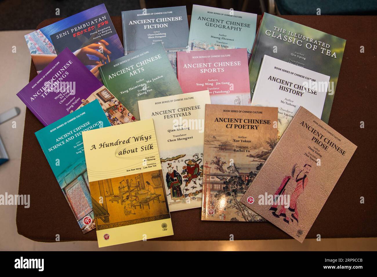 (190402) -- KUALA LUMPUR, April 2, 2019 (Xinhua) -- Books covering ...