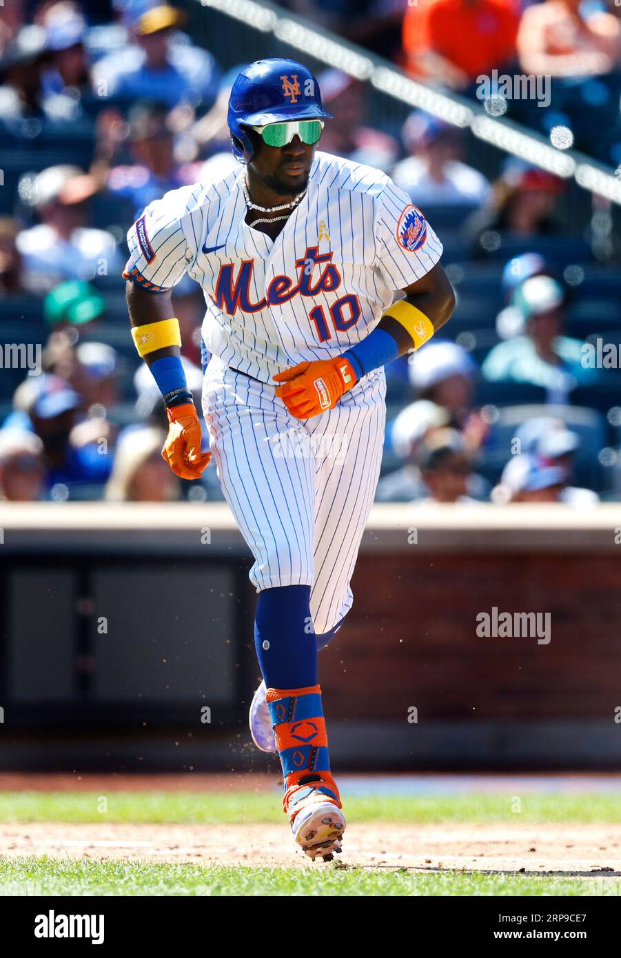 New York Mets' Ronny Mauricio (10) runs to first base after hitting a ...