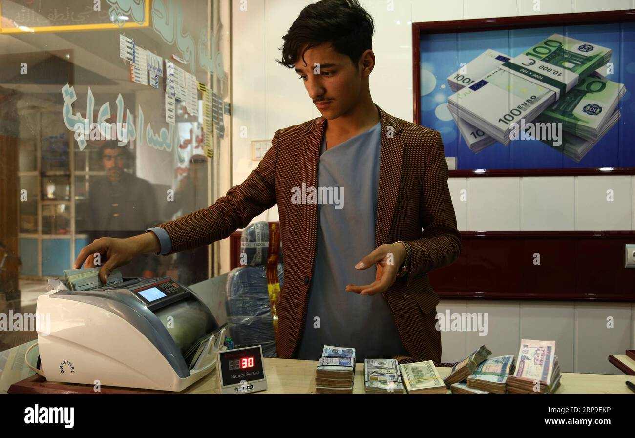 (190404) -- GHAZNI, April 4, 2019 -- An Afghan money changer counts U.S ...