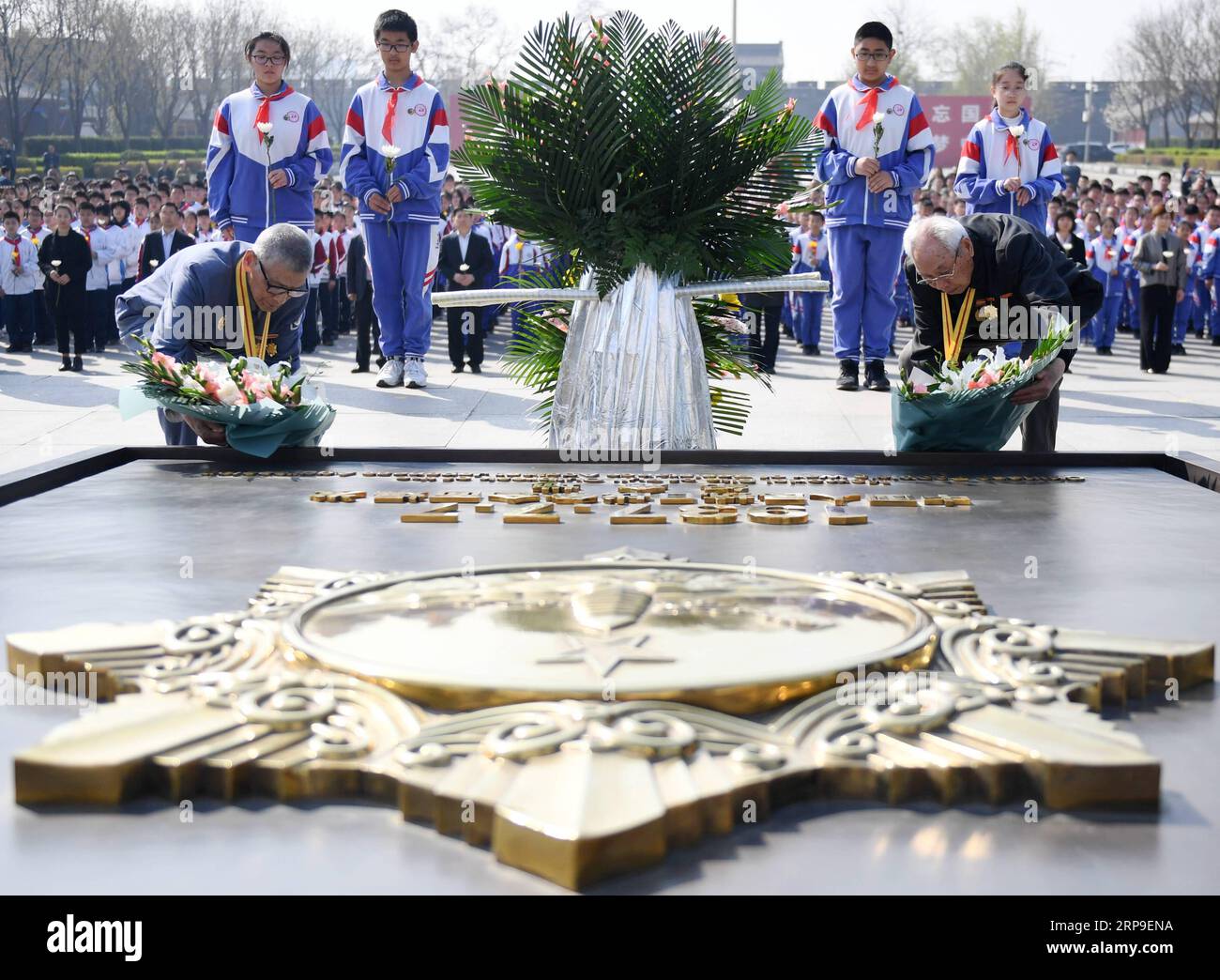 (190404) -- BEIJING, April 4, 2019 (Xinhua) -- People lay flowers to ...
