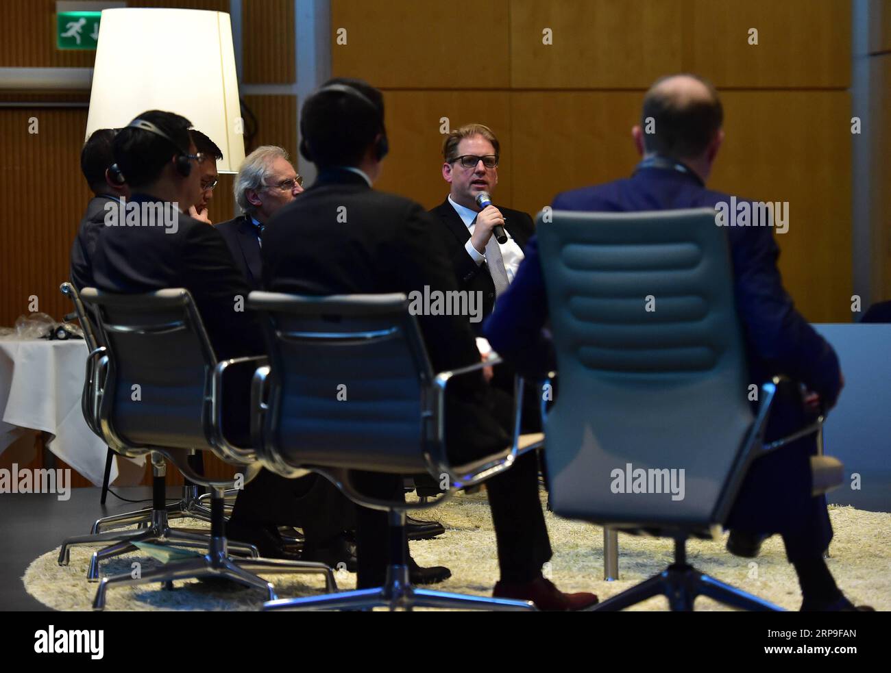Panel discusion hi-res stock photography and images - Alamy