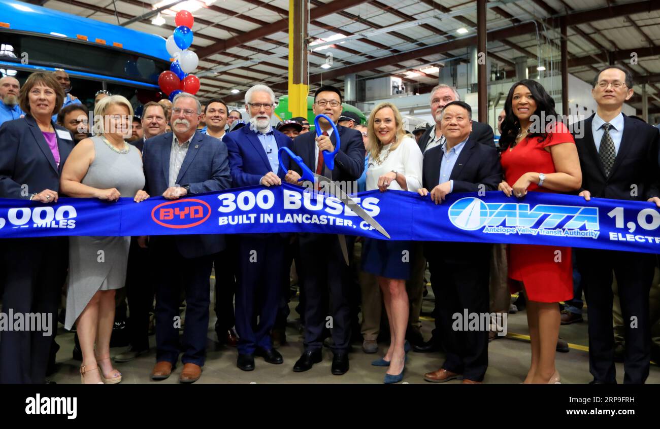 (190405) -- NEW YORK, April 5, 2019 (Xinhua) -- Guests cut the ribbon ...