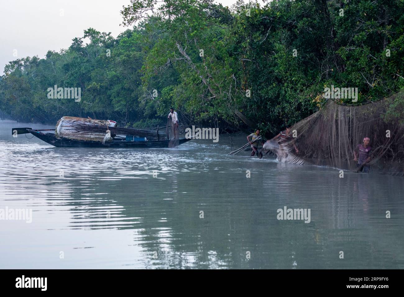 Sundarbans, Bangladesh: Fishermen in Sundarbans, a UNESCO World ...