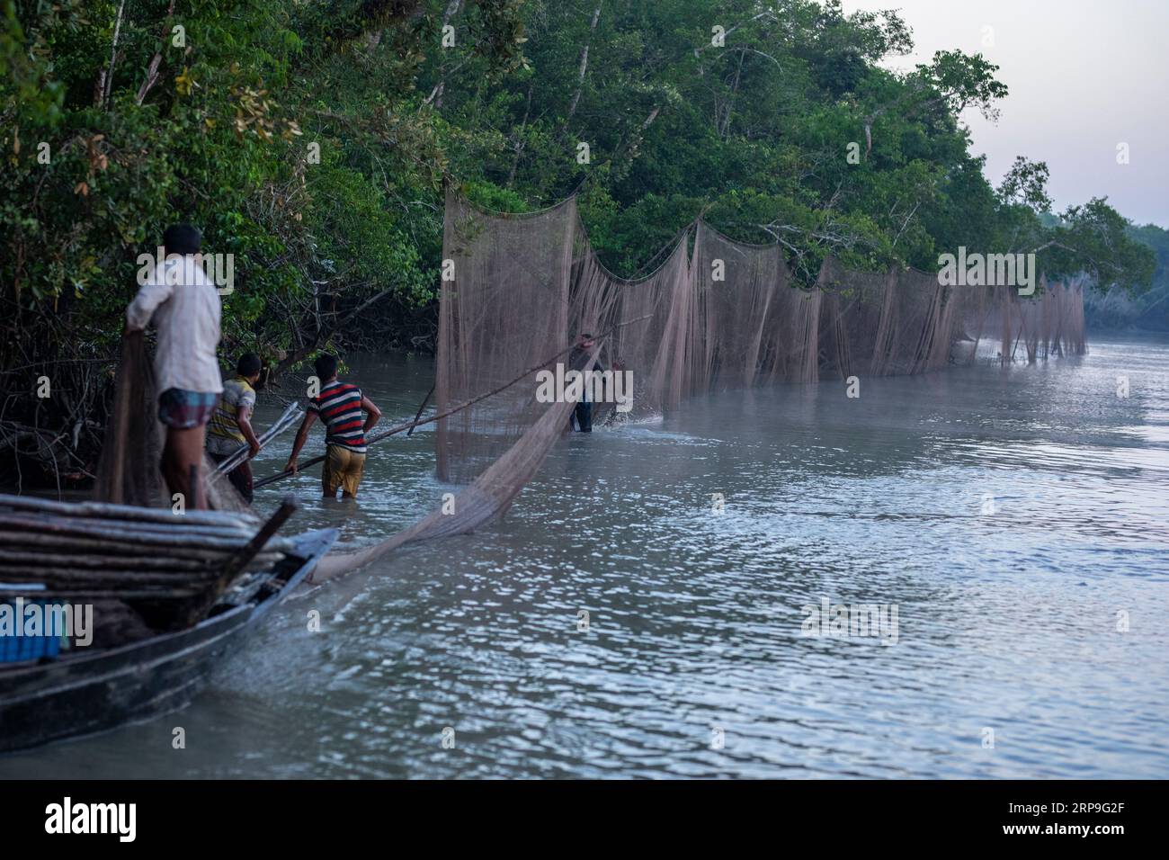 Sundarbans, Bangladesh: Fishermen in Sundarbans, a UNESCO World ...