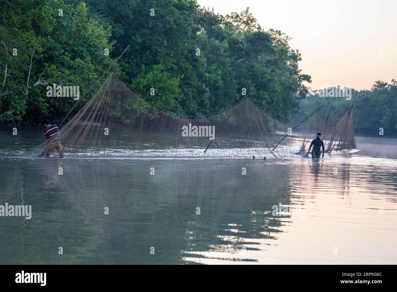 Sundarbans, Bangladesh: Fishermen in Sundarbans, a UNESCO World ...