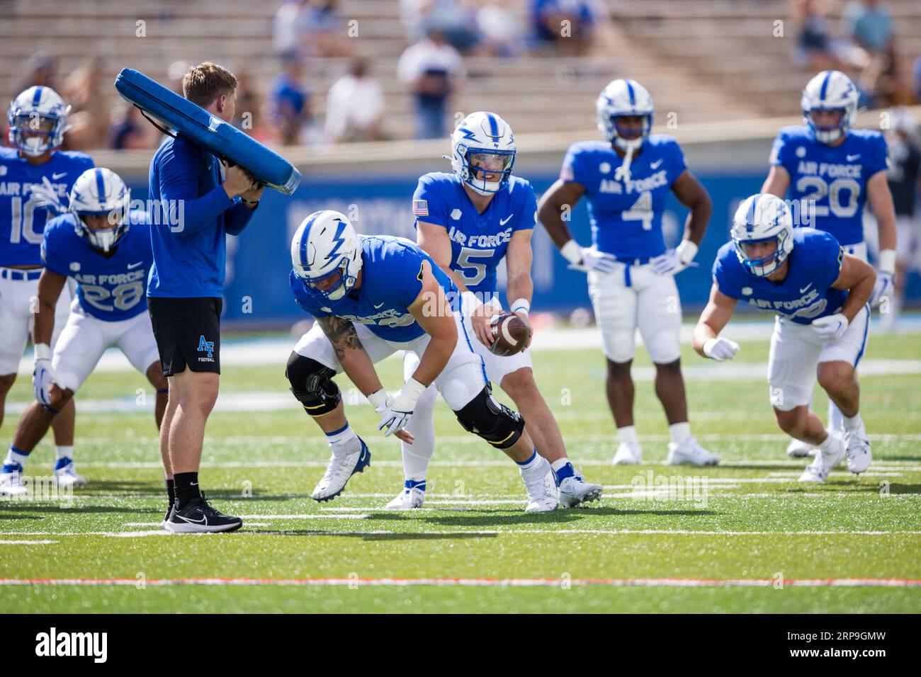 Quarterback taking the snap hi-res stock photography and images - Alamy