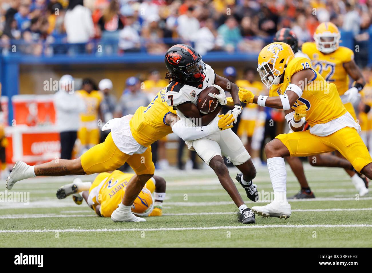 Oregon State wide receiver Silas Bolden (7) runs with the ball against ...