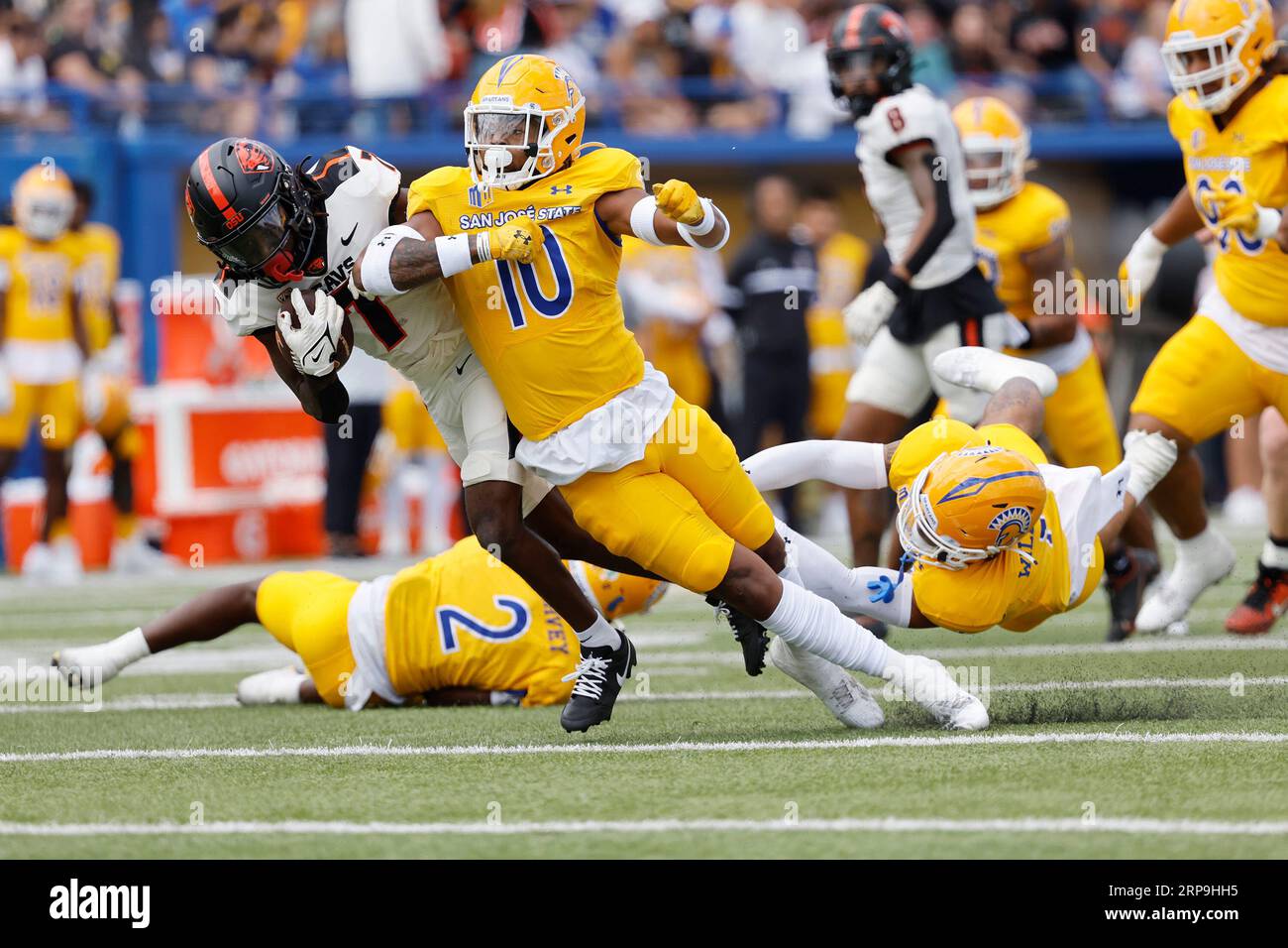 Oregon State wide receiver Silas Bolden (7) tackled by San Jose State ...