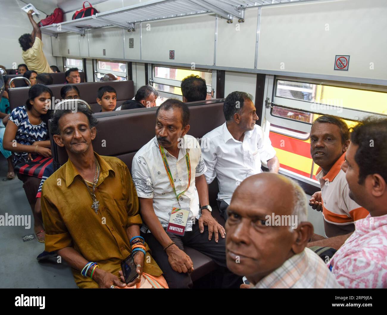 (190409) -- MATARA, April 9, 2019 (Xinhua) -- Passengers experience the ...