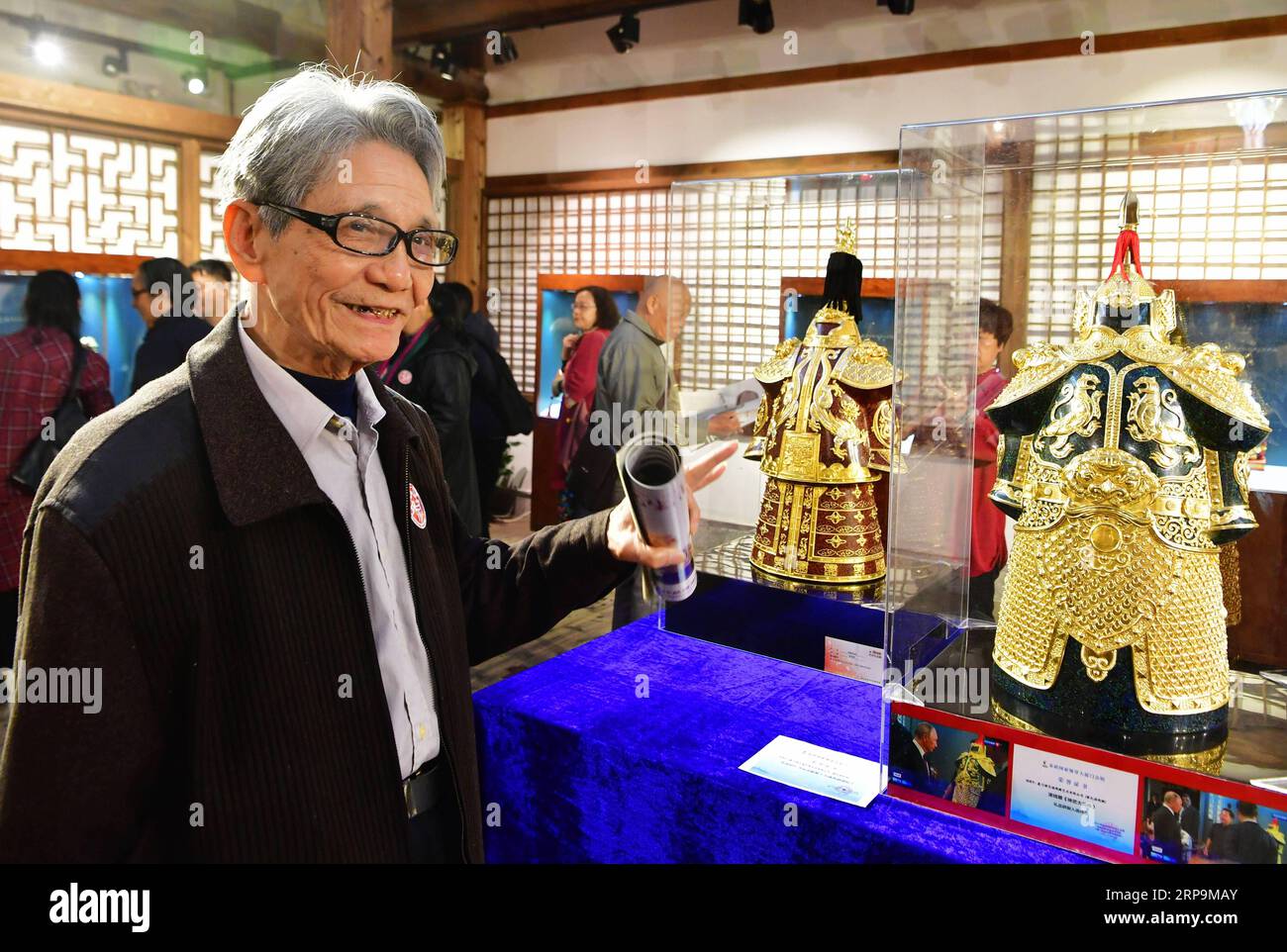 (190411) -- FUZHOU, April 11, 2019 (Xinhua) -- Cai Shuikuang, a lacquer ...