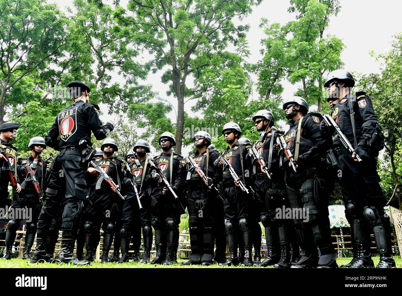 (190412) -- DHAKA, April 12, 2019 -- Members of elite force Rapid ...