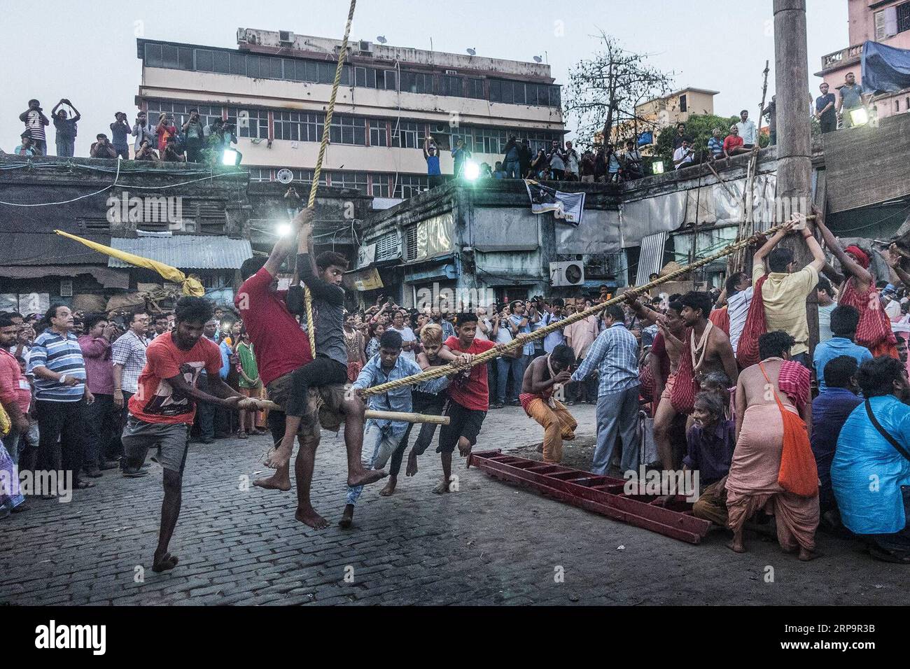(190415) -- BEIJING, April 15, 2019 -- Devotees perform rituals during ...