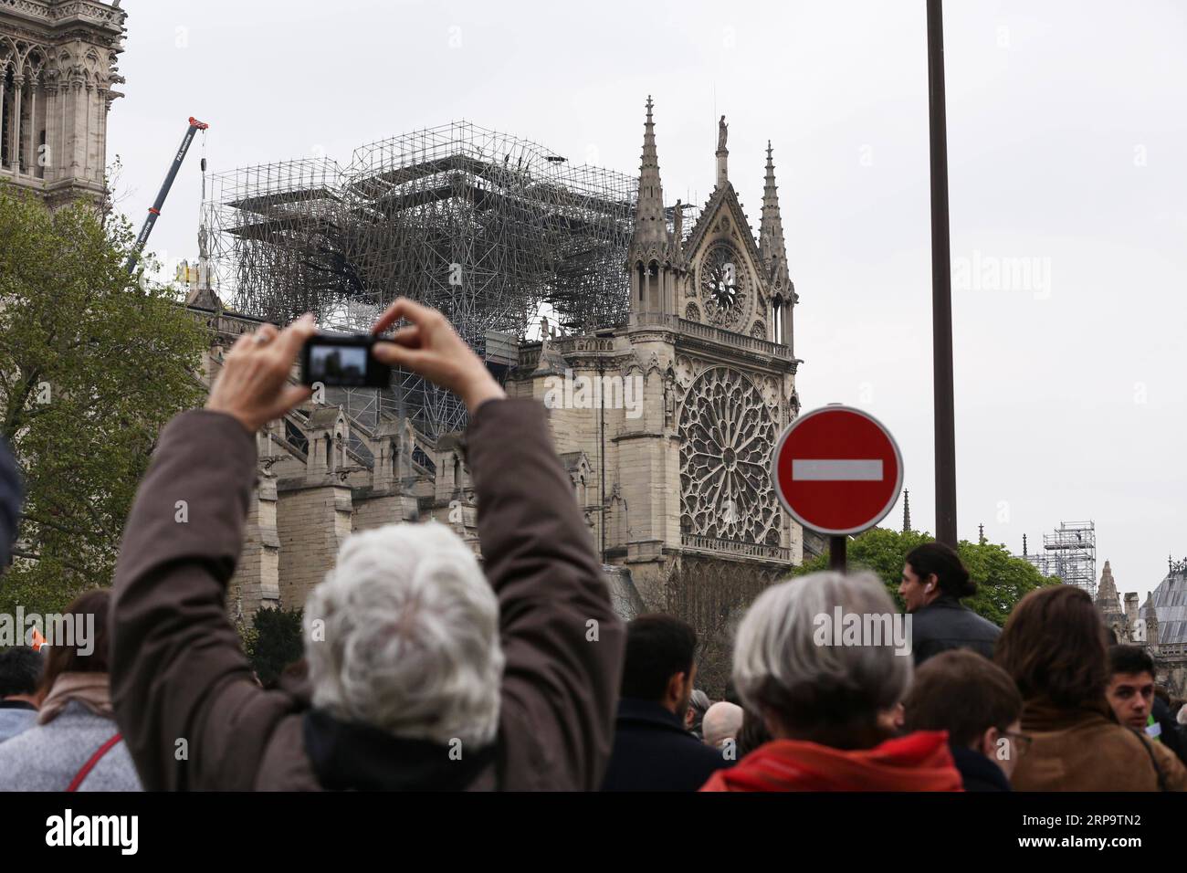 Notre dame fire crowd 2019 hi-res stock photography and images - Alamy