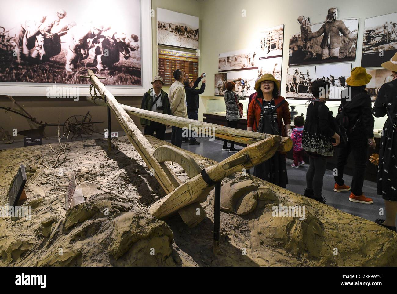 (190418) -- URUMQI, April 18, 2019 (Xinhua) -- People visit the Museum ...