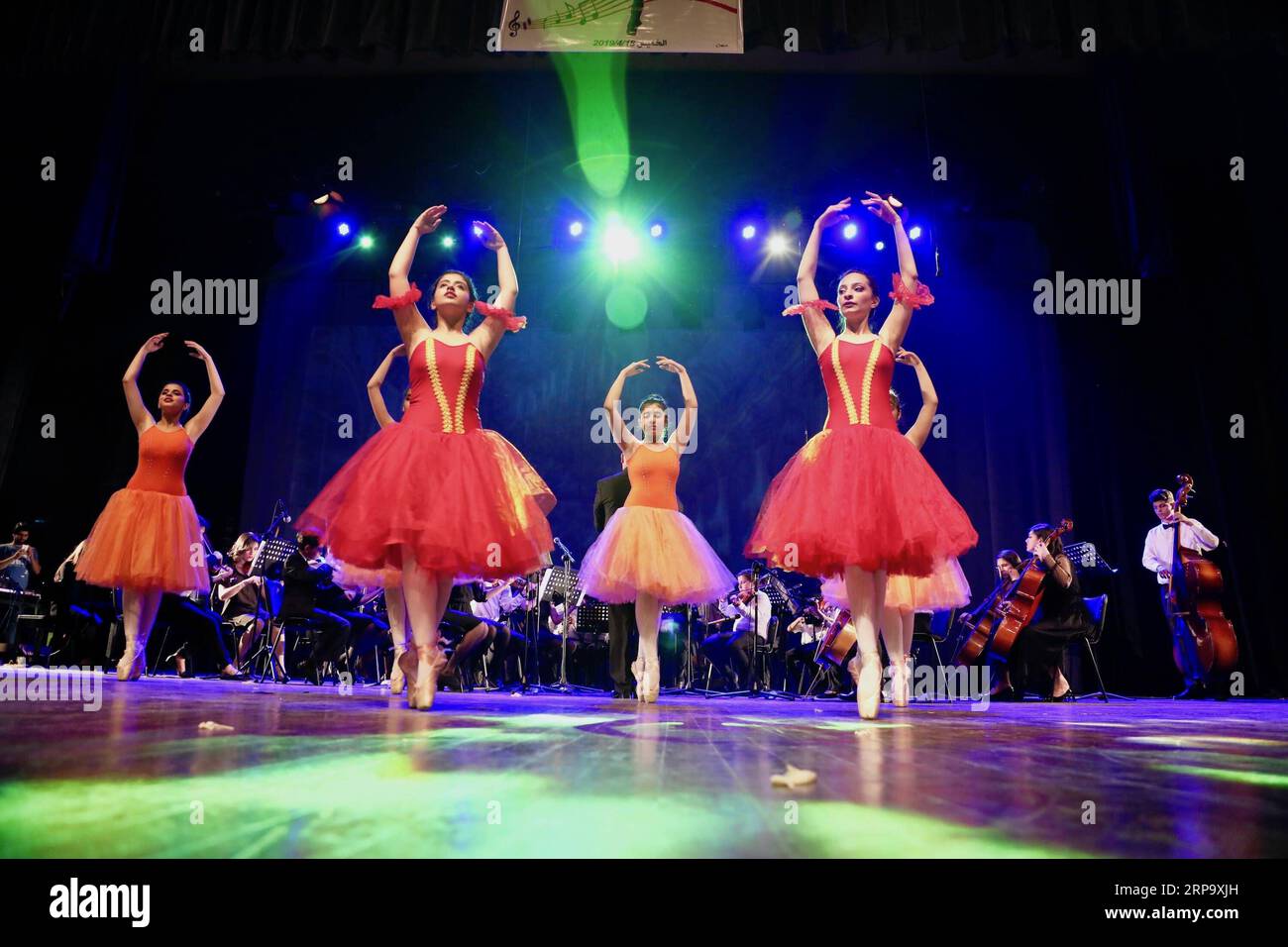 (190418) -- BAGHDAD, April 18, 2019 -- Dancers perform during the ...