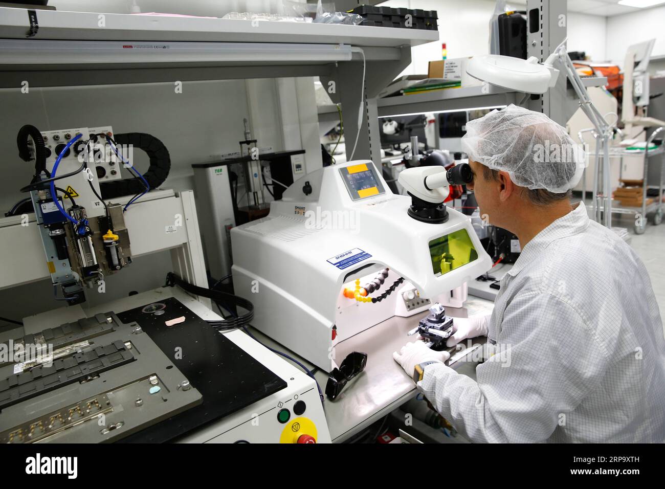 Cleanroom computer hi-res stock photography and images - Alamy