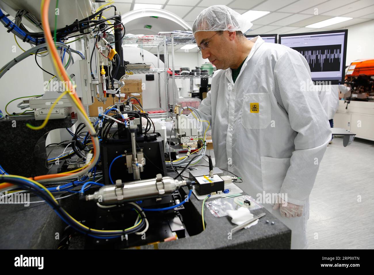 Cleanroom computer hi-res stock photography and images - Alamy