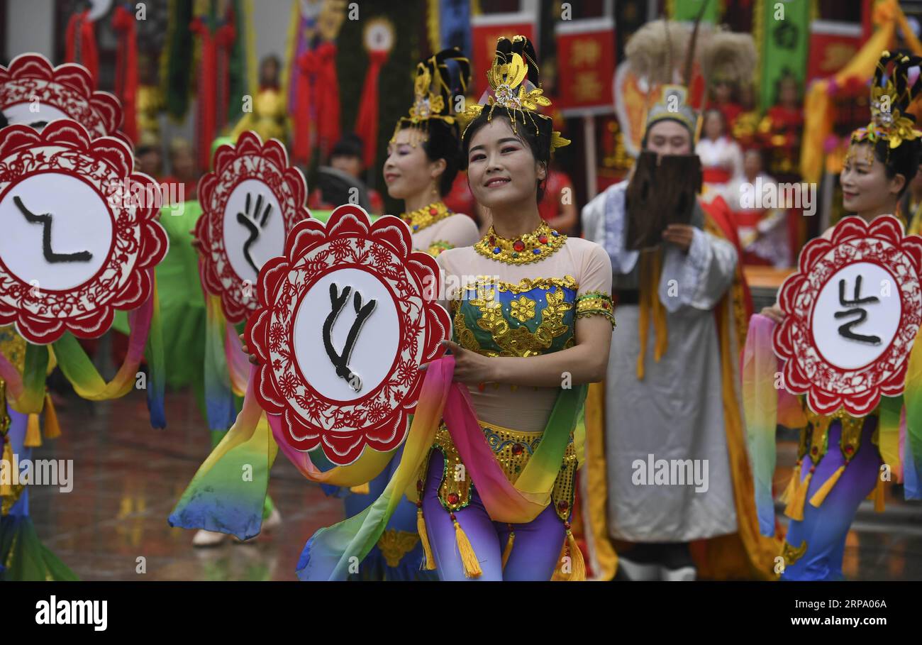 (190420) -- LUONAN, April 20, 2019 (Xinhua) -- Dancers perform during a ...