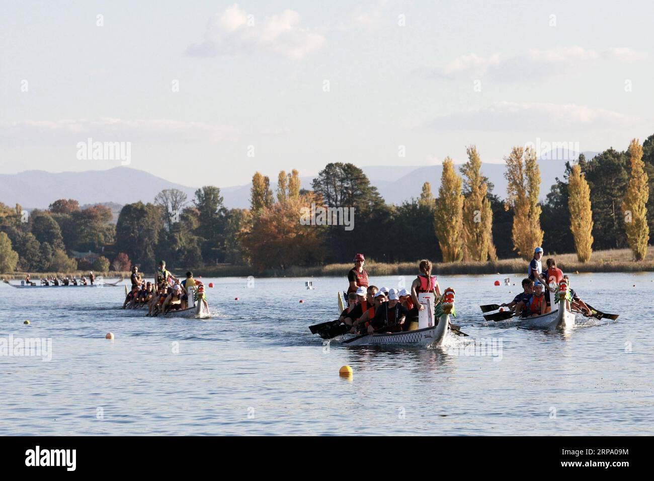 (190420) -- CANBERRA, April 20, 2019 (Xinhua) -- Participants row their ...