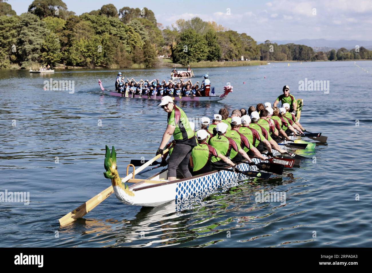 (190420) -- CANBERRA, April 20, 2019 (Xinhua) -- Participants row their ...