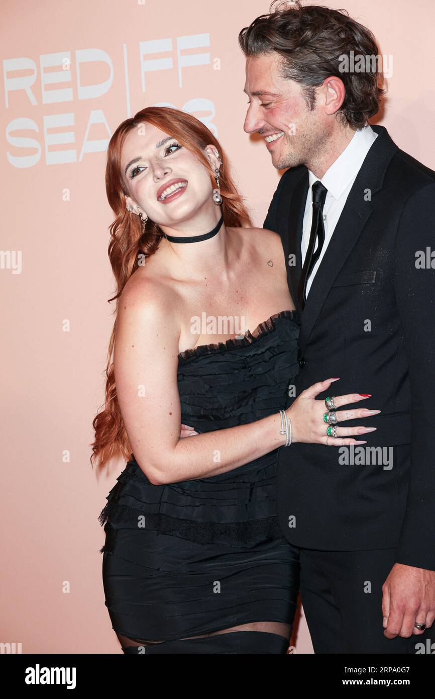 Bella thorne and mark emms hi-res stock photography and images - Alamy