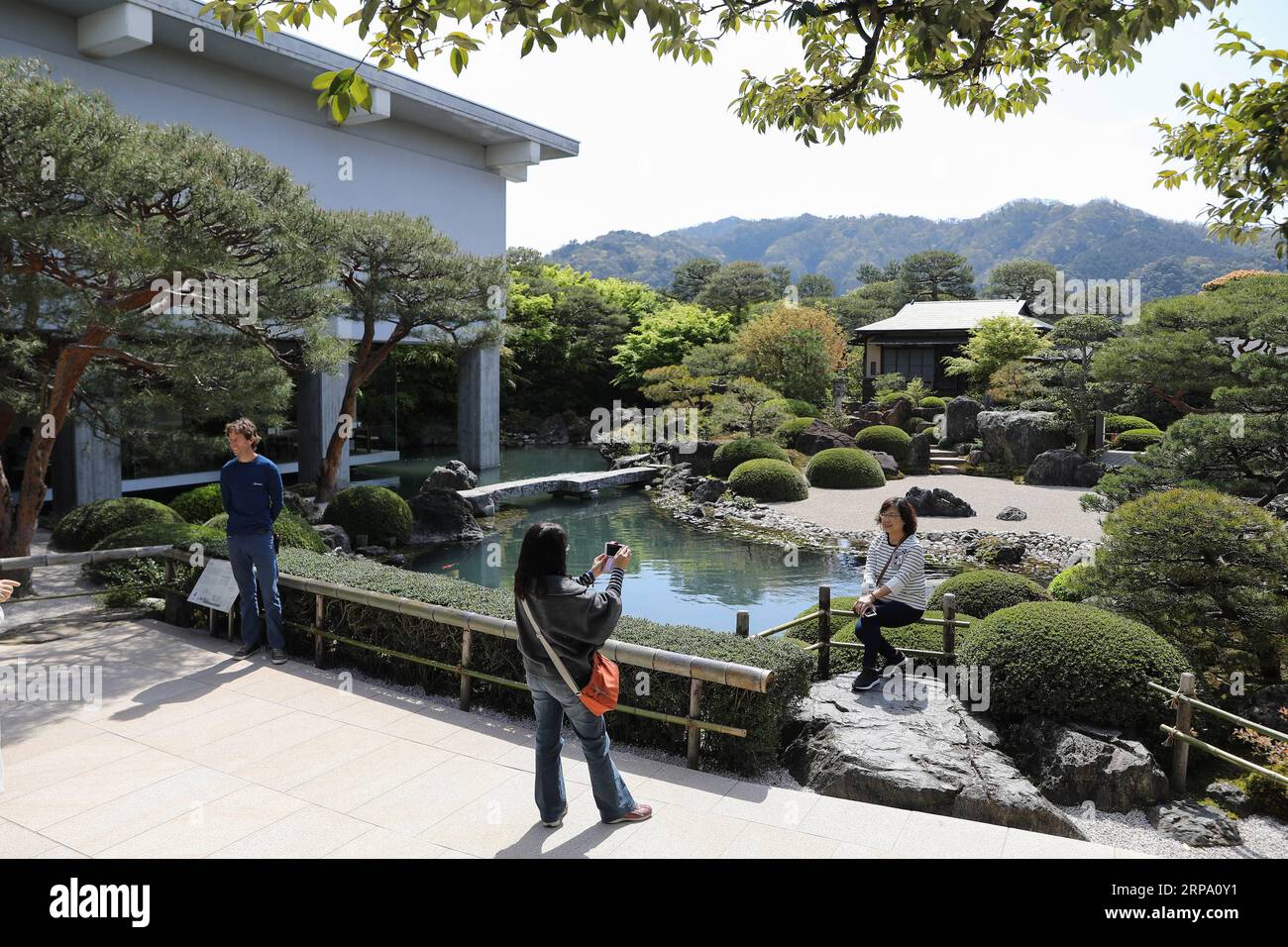 (190421) -- YASUGI, April 21, 2019 (Xinhua) -- A visitor poses for ...